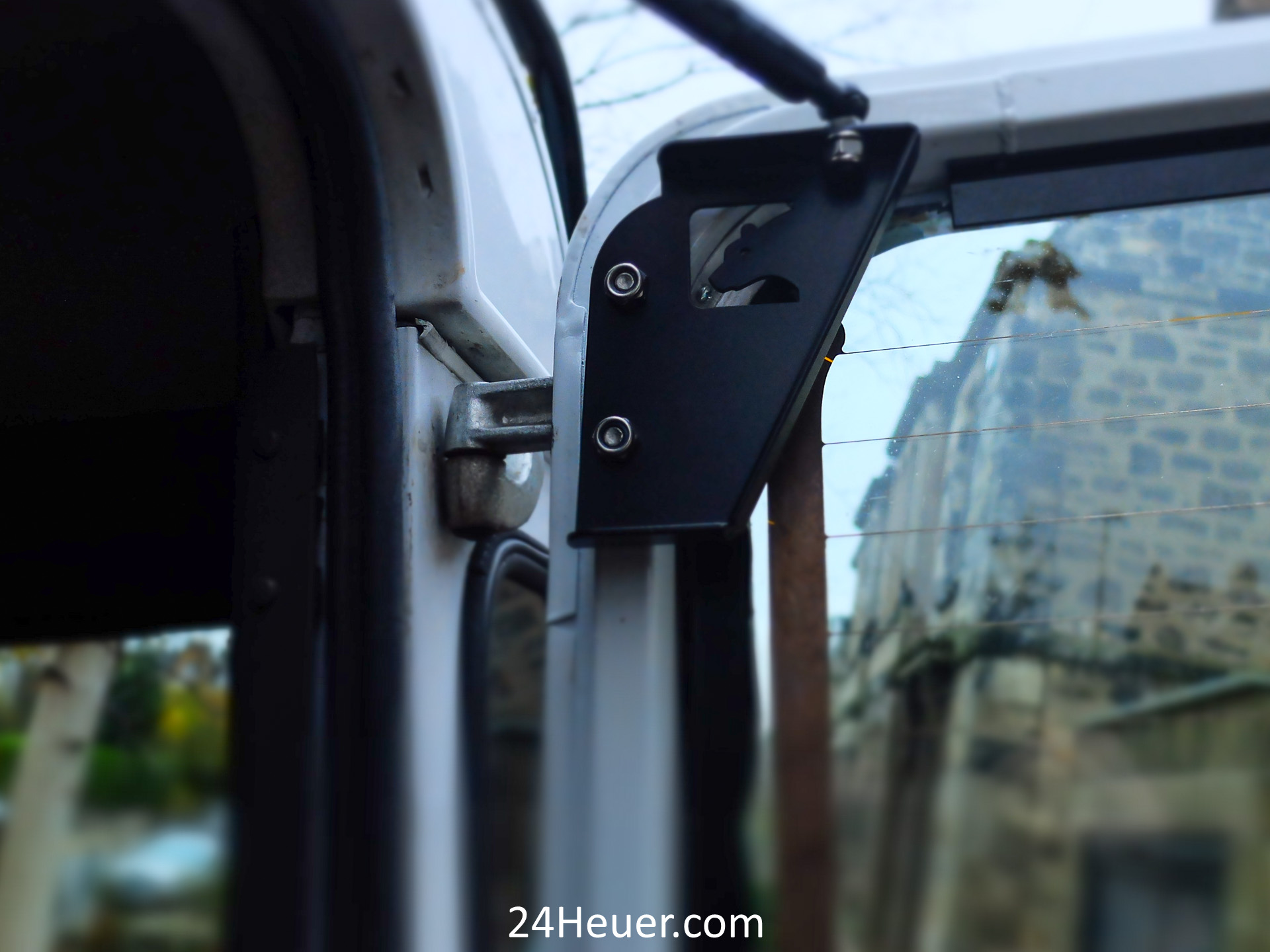 Land Rover Defender 110 – Nakatanenga Rear Door Gas Strut – 24Heuer